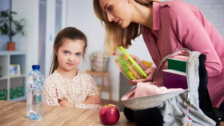 déjeuners scolaires fille agacée