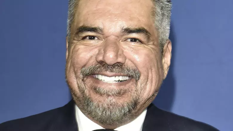George Lopez mosolyog a vörös szőnyegen