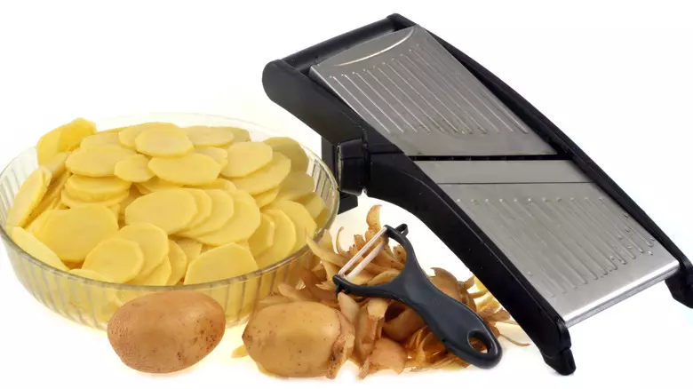 Πατάτες σε φέτες και σκεύη