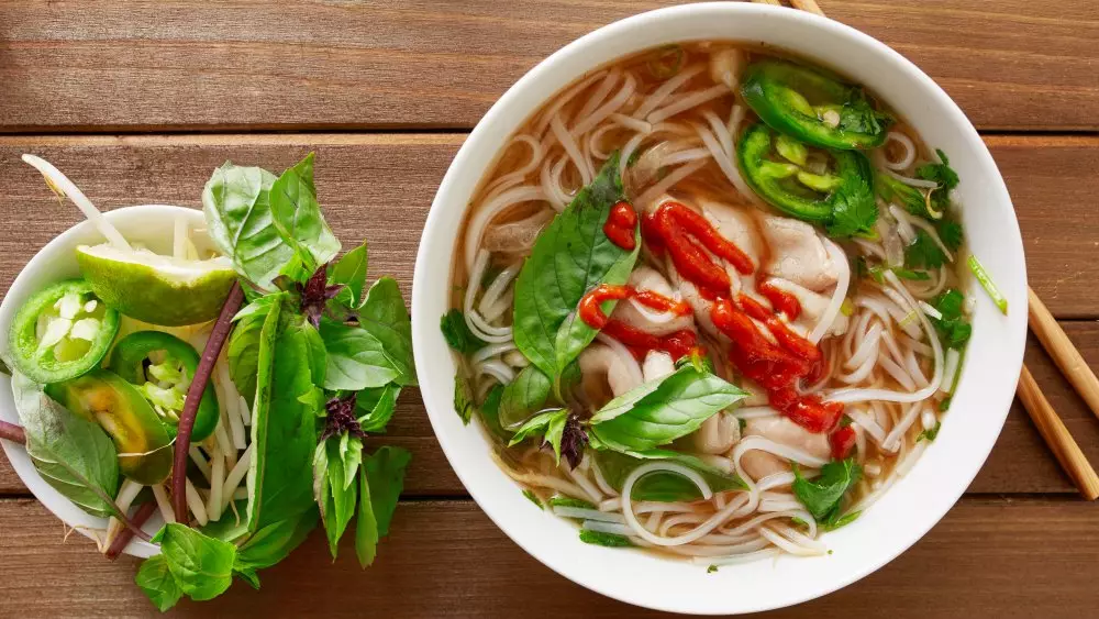 Sriracha mu pho noodles