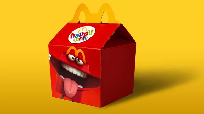 Коробка Happy Meal на жовтому тлі