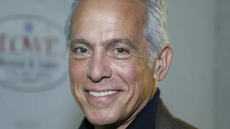 Geoffrey Zakarian somrient