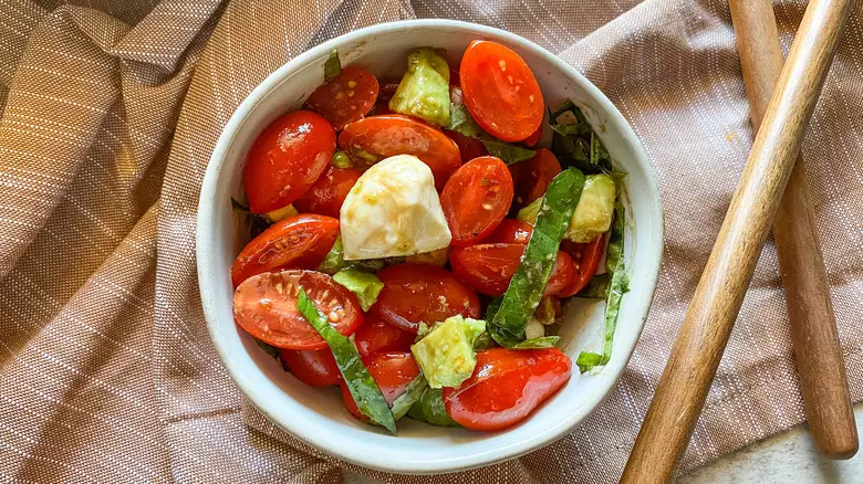 salade caprese d'avocat dans un bol