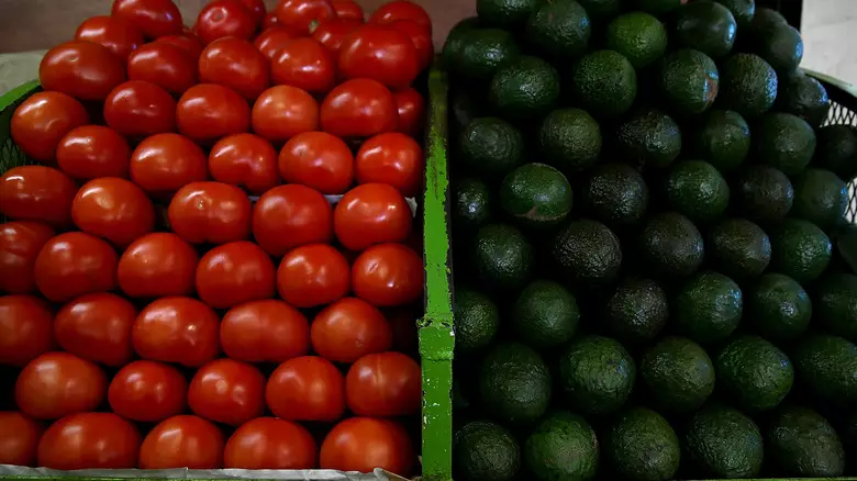 mga kamatis at avocado na naka-display