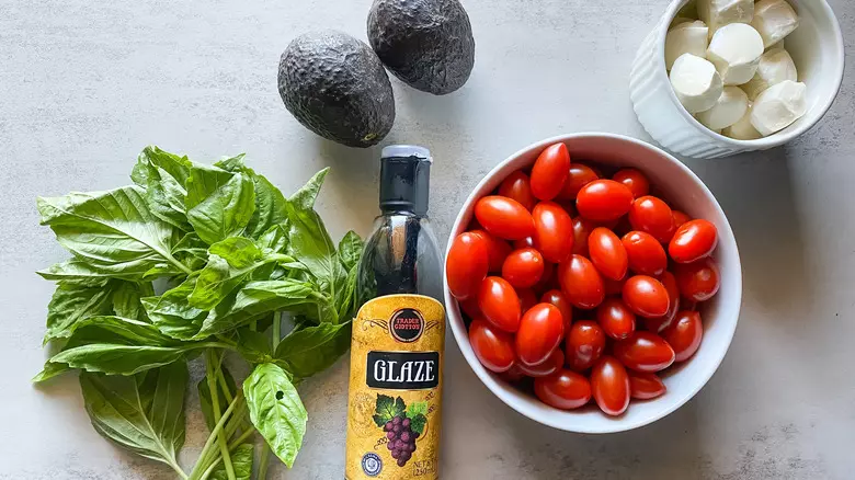 caprese salatining ingredientlari