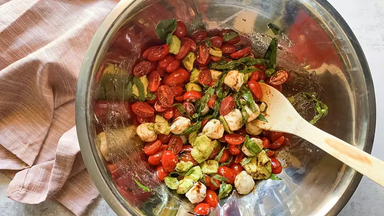 salade caprese mélangée dans un bol