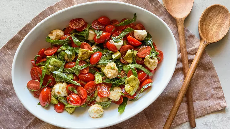 caprese salad sa isang ulam