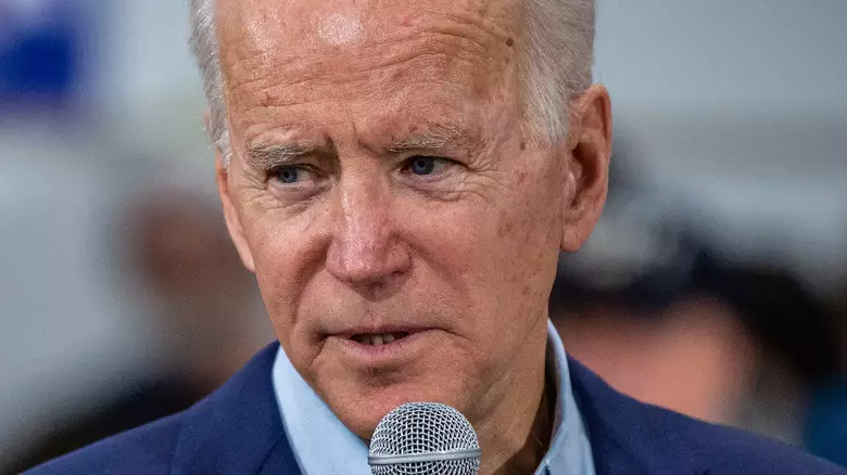 Alakoso Joe Biden pẹlu gbohungbohun