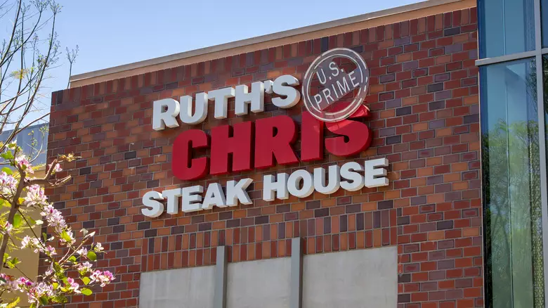 Ruth's Chris sign su un edificio di mattoni