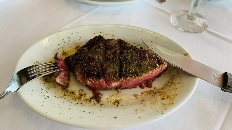 bistecca sul piatto con forchetta e coltello