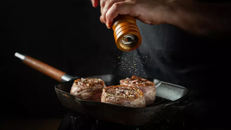 peper maal op steak in pan