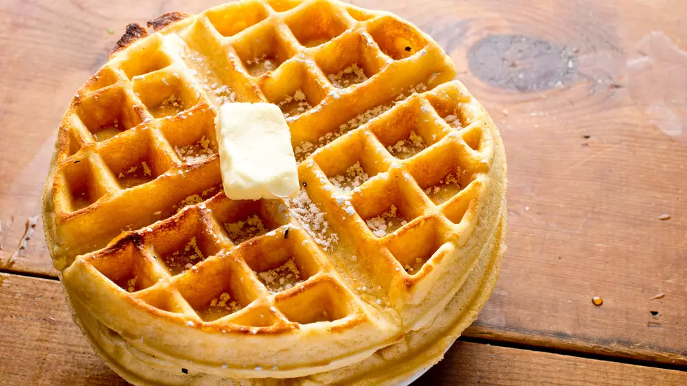 Waffle con mantequilla encima