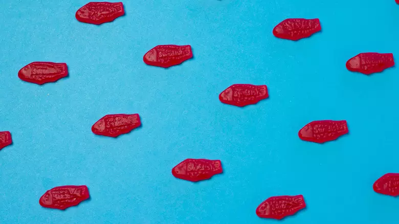 mavi fonda qırmızı İsveç balıq konfetləri