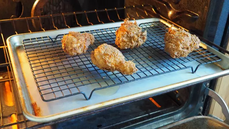 Pečena piletina koja drži vruće
