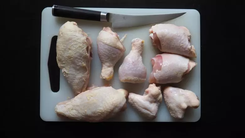鶏肉を丸ごと切る方法