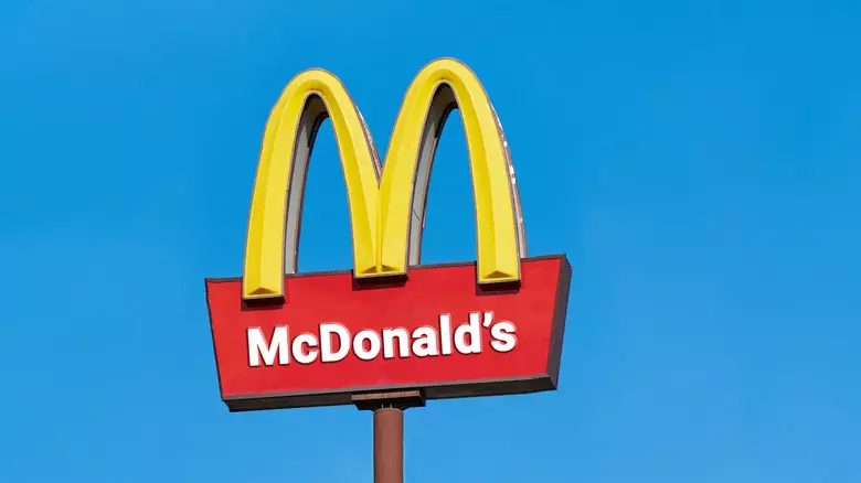 McDonald's do'konining logotipi ko'k osmonga qarshi