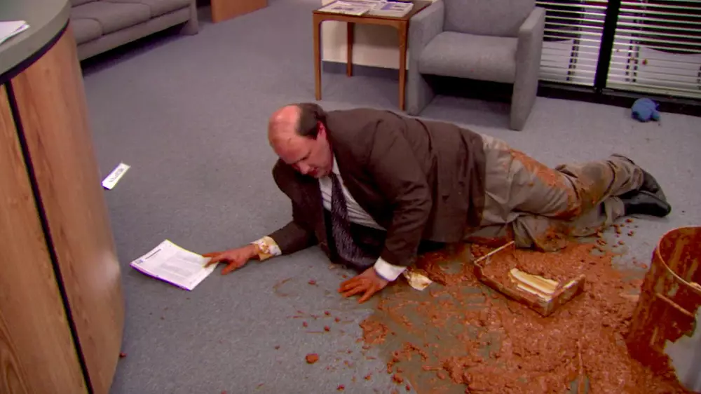 Brian Baumgartner كېۋىن مالوننىڭ ئىشخانىسىدا چىلىنى تۆكۈۋاتىدۇ