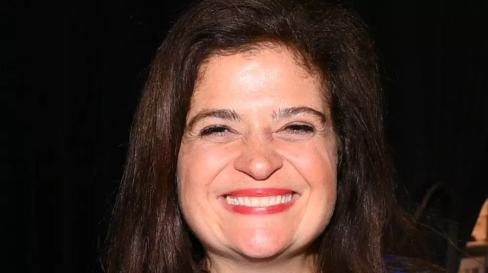 O chef Alex Guarnaschelli sorrindo