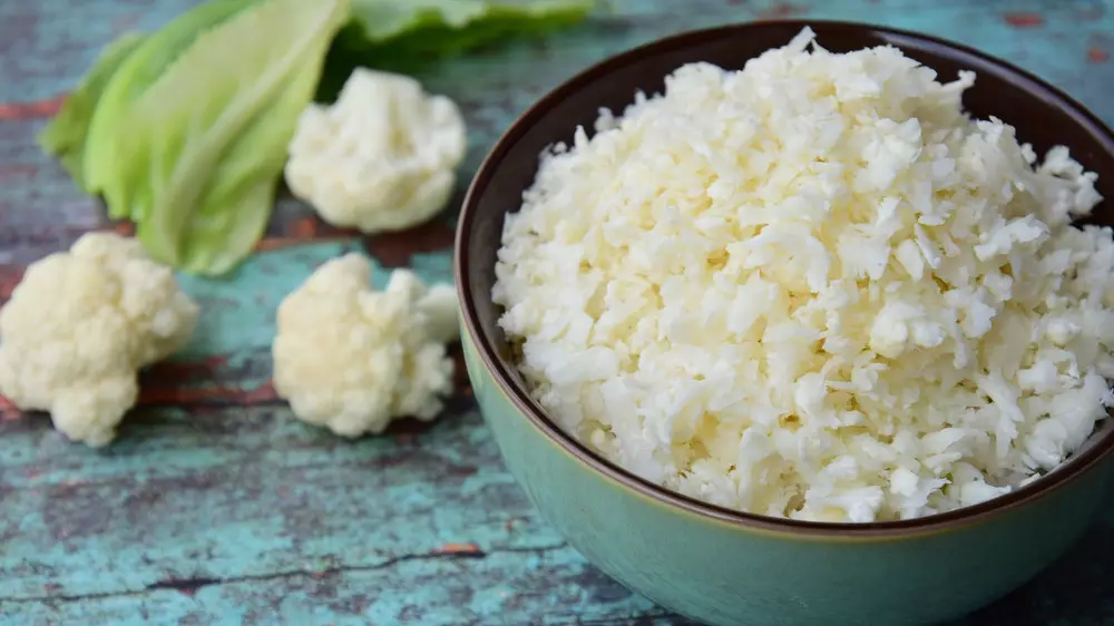 Cauliflower nga bugas sa usa ka panaksan