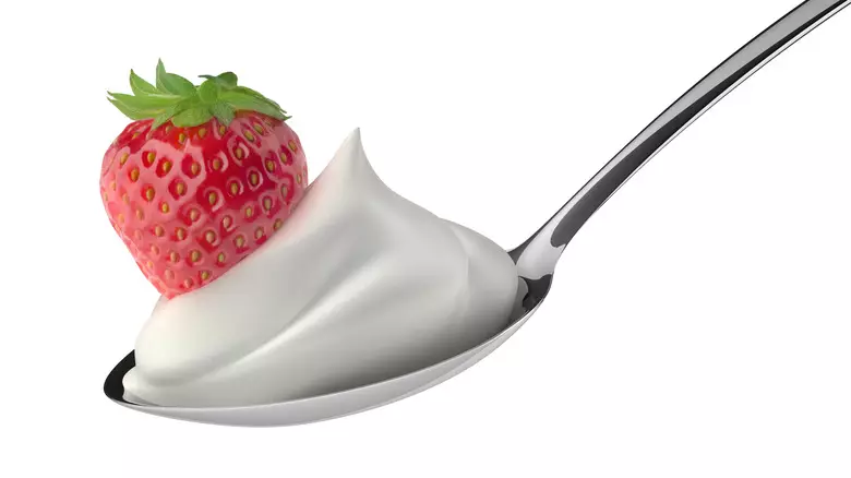 A spoonful of krim dikocok kalawan strawberry a.