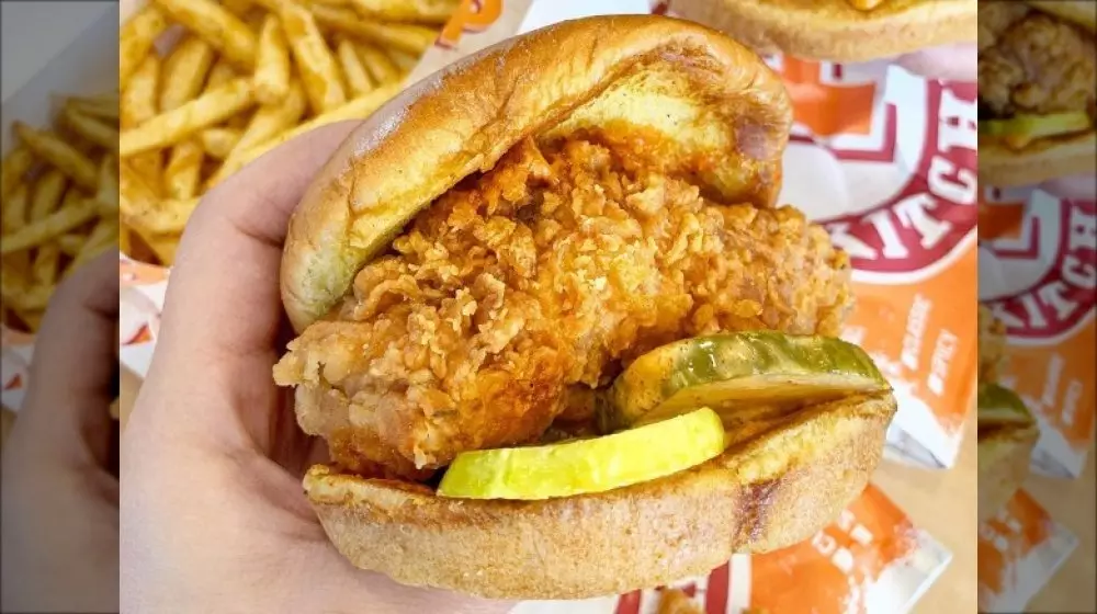 Bánh mì gà rán chính gốc của Popeyes