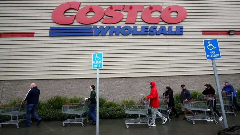 Costco کا بیرونی حصہ نشان کے ساتھ