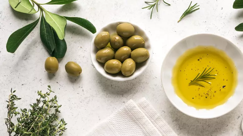 Olive greche, olio ed erbe aromatiche