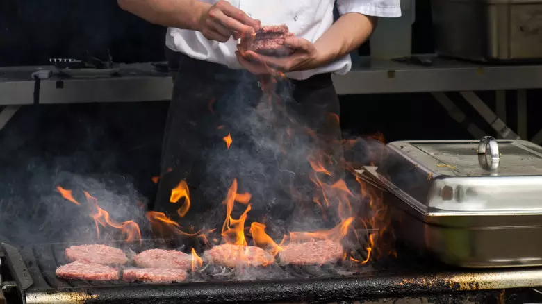 chef nag-ihaw ug burger