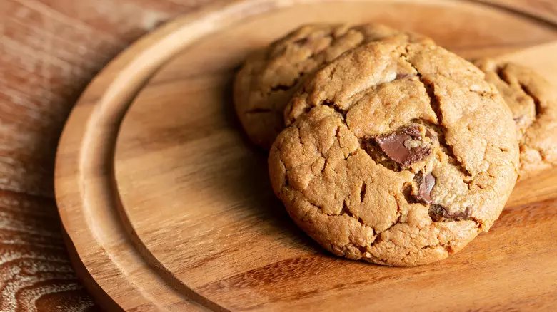 Chocolate chunk cookies sa kahoy nga tray