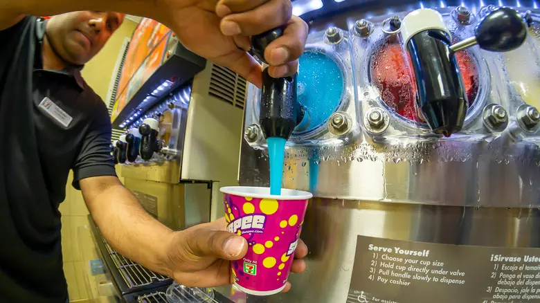 Slurpee բաժակը լցվում է