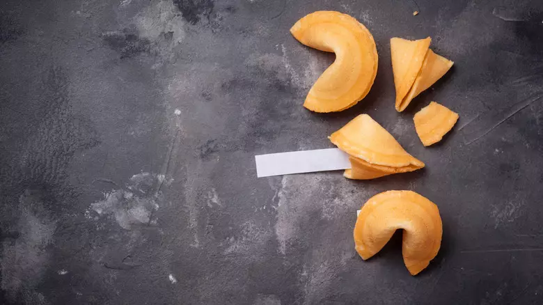 Une photo de biscuits de fortune traditionnels