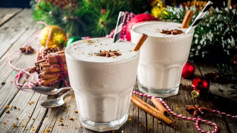 koue tuisgemaakte eierpampoen in 'n glas