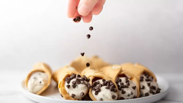 ručné posypanie čokoládou na cannolis