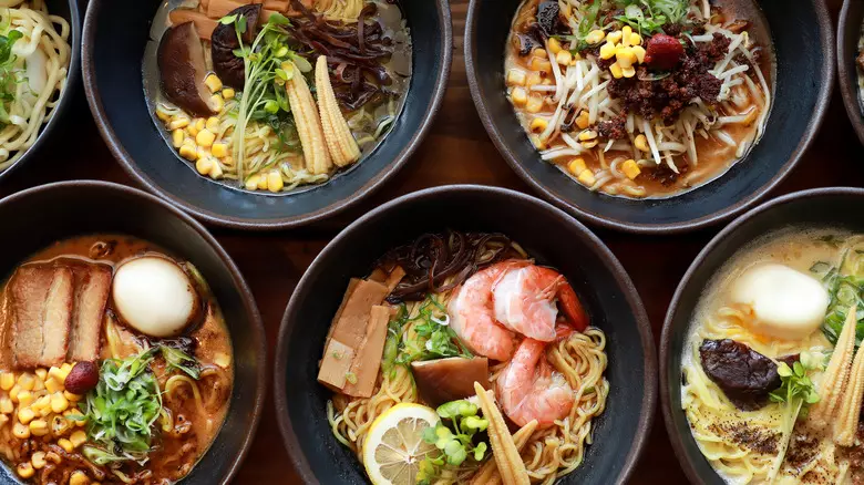 Tazones de ramen cubiertos con carne de cerdo, camarones y champiñones