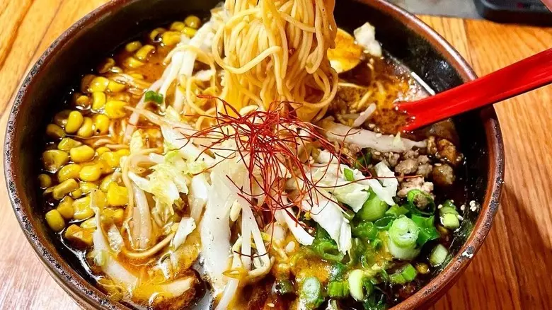 Ramen-nudeloj tiritaj el bovlo da maizo kaj buljono