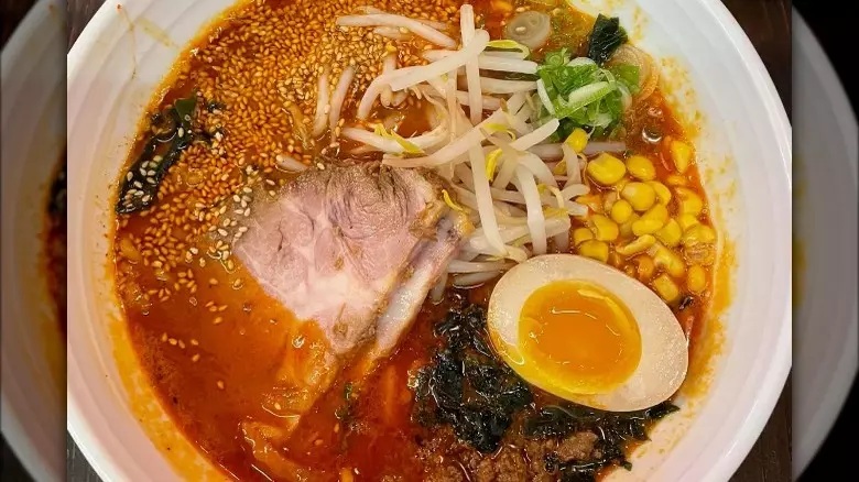 Caldo rojo con aderezos de ramen