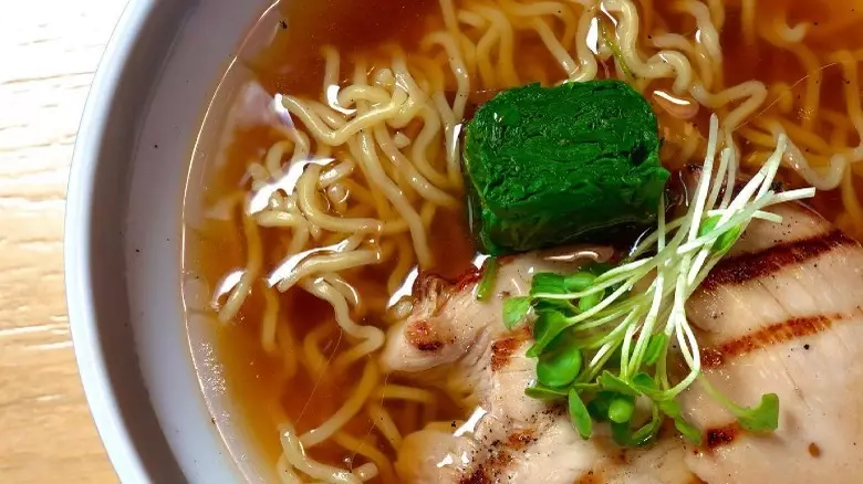 fideos en caldo con pasta verde