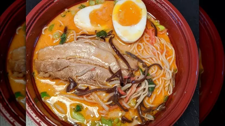 Huevo pasado por agua y fideos en caldo