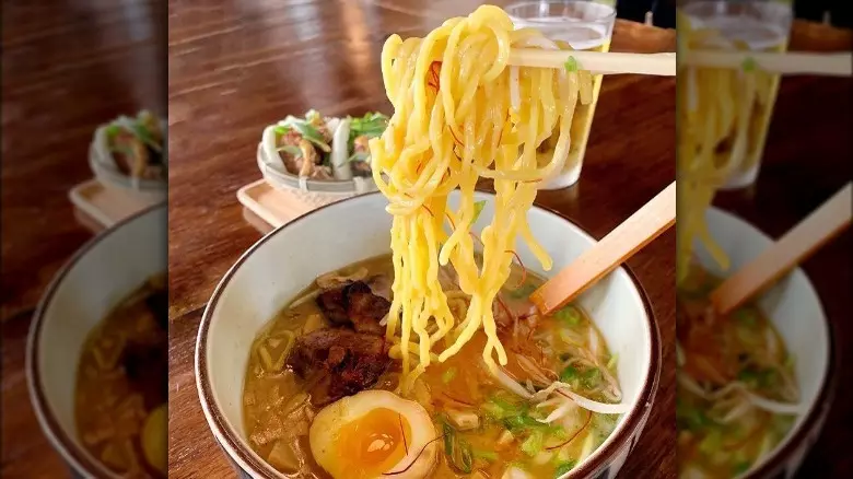 noodles gibutang sa ibabaw sa sabaw panaksan