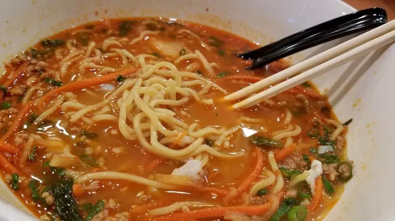 tazón de caldo rojo y fideos