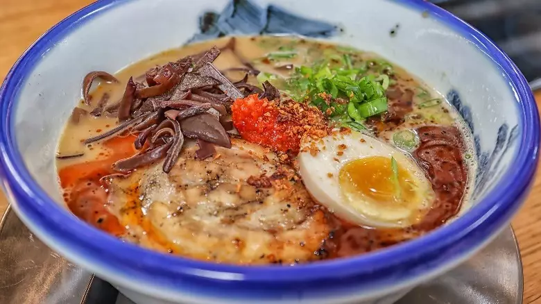 Kulîlka şîn û spî bi pêlên ramen