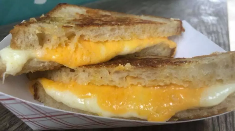 Grilled cheese qhaub cij