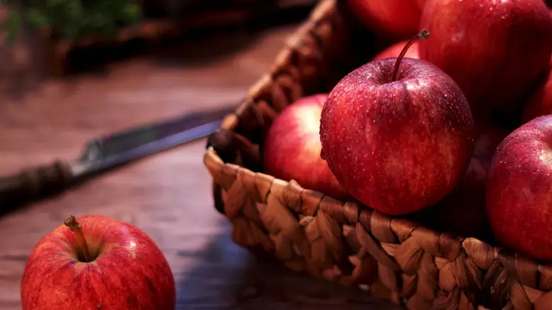 Pommes rouges dans le panier