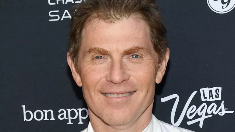 Bobby Flay मुस्कुराउँदै