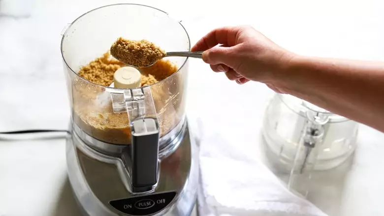 grahamové sušenky v kuchyňském robotu