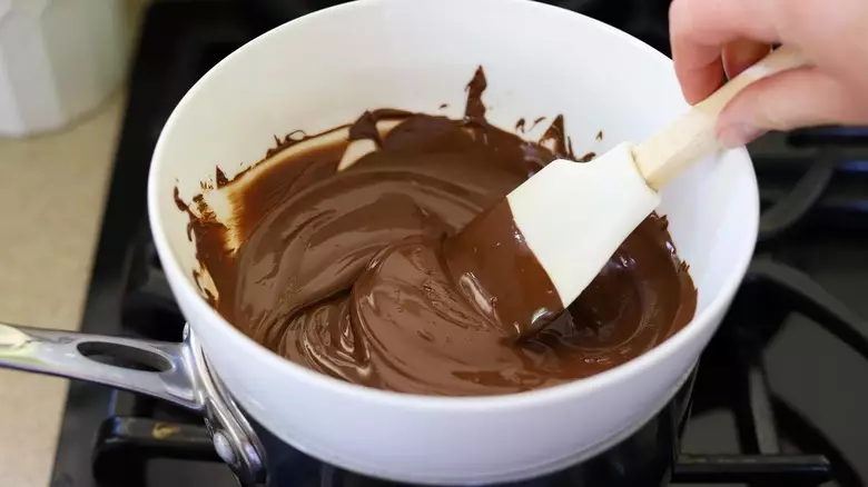 miska rozpustenej čokolády