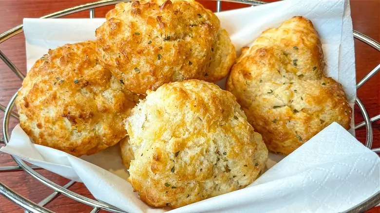 Galletas de cheddar de lagosta vermella na cesta