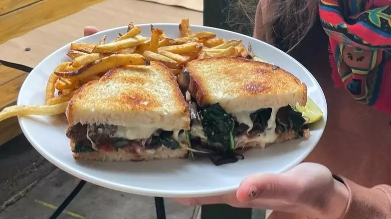 vegansk grillad ostmacka och pommes frites