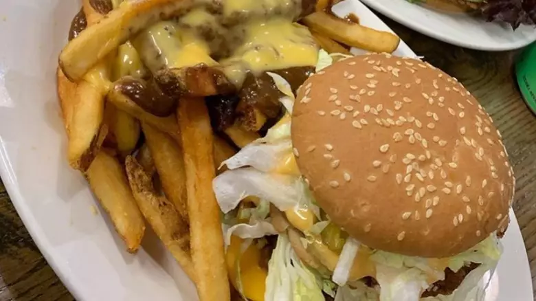 Chili mọstad yabasị Detroit vegan burger na fries