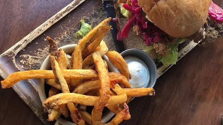 Burger dan kentang goreng plum bistro vegan Seattle